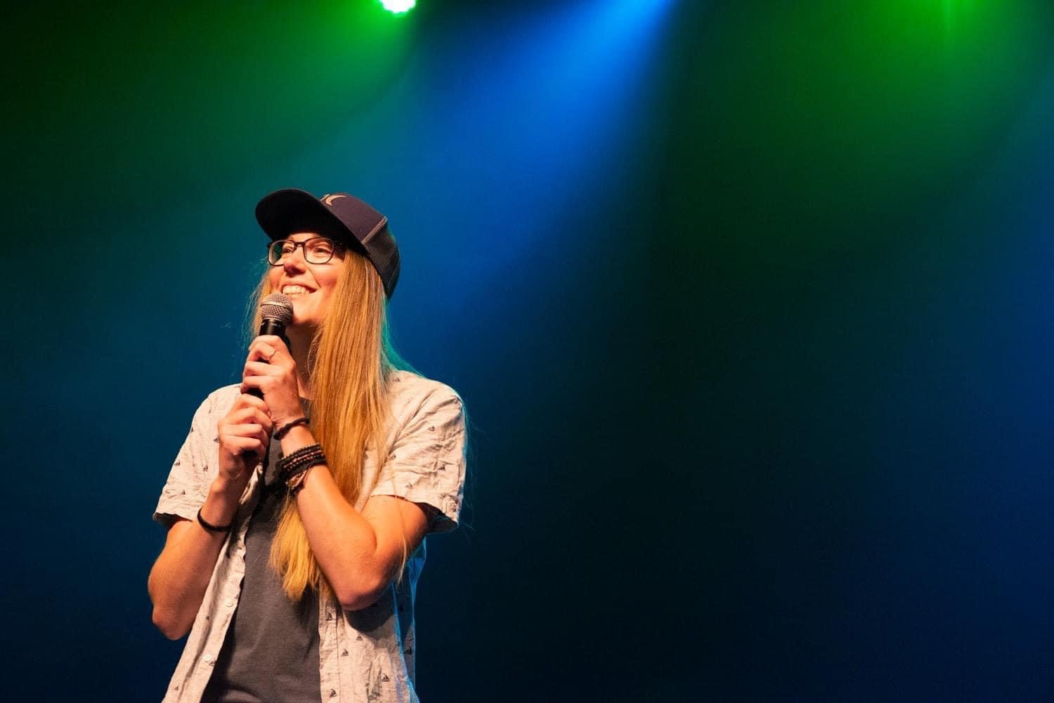 L’humoriste Anabelle Hébert au Gala Juste pour rire d’Halifax - Fréquence
