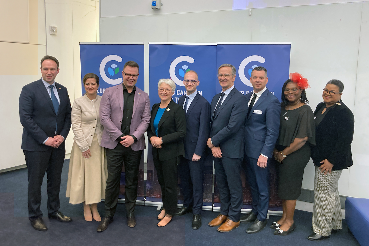 Invités de marque à Toronto, lors du dernier cocktail-conférence du ...