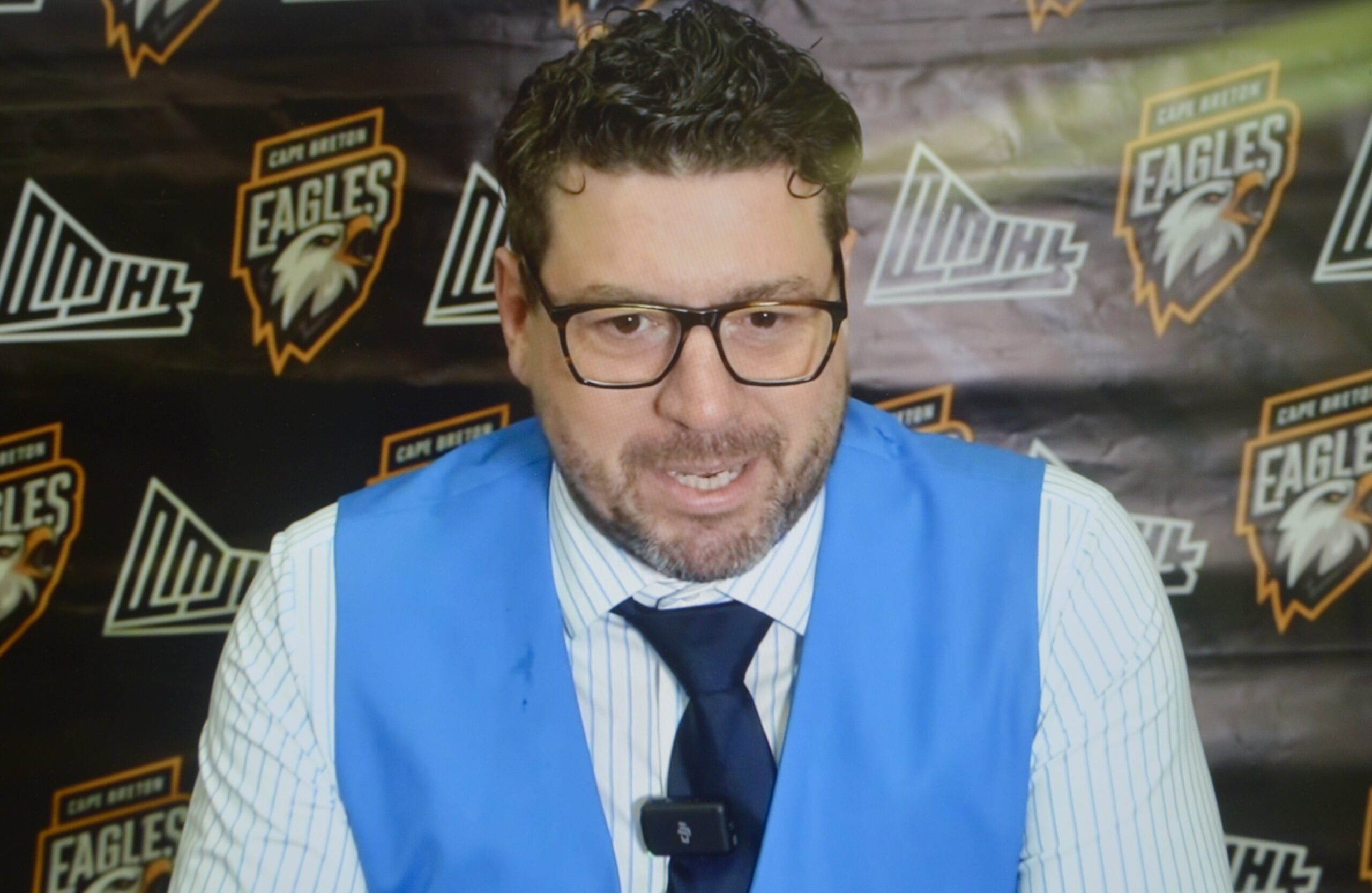 Louis Robitaille : un entraîneur de hockey déterminé à gagner - Fréquence